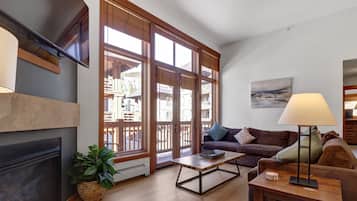 Condo, 2 quartos | Área de estar | Smart TV