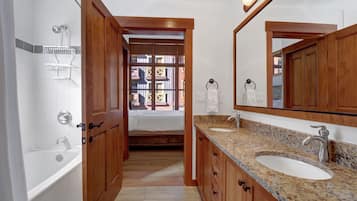 Condo, 2 quartos | Banheiro | Toalhas de banho, shampoo