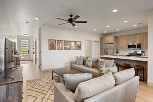 Casa geminada, 3 quartos | Área de estar | Smart TV