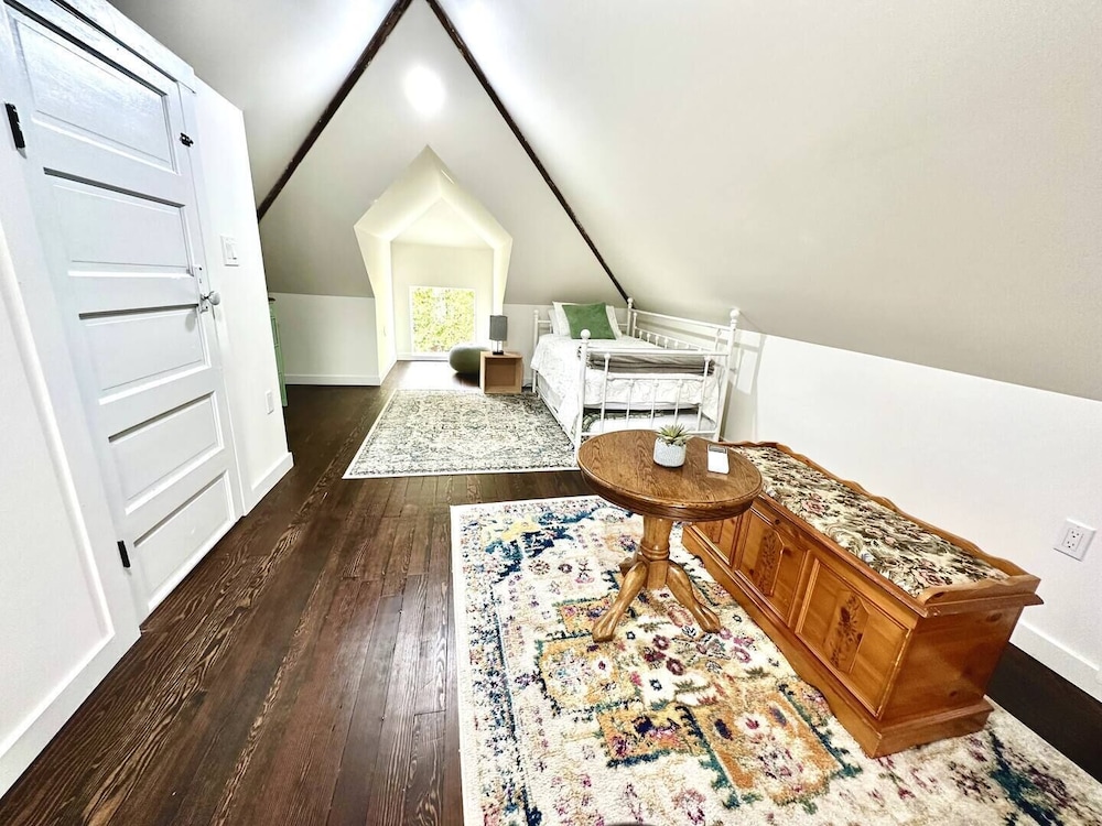 1904 home near Tacoma dome & convention center Pet friendly - Tacoma | Vrbo