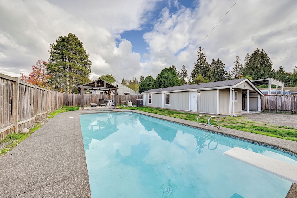 Cozy Tacoma Getaway W/ Grill & Hot Tub! - Tacoma, WA
