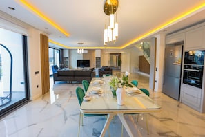 Villa de Luxo | Cozinha privada | Um frigorífico/congelador grande, um micro-ondas, um forno