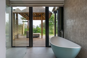 Suite Premium, piscina privativa | Casa de banho | Um secador de cabelo, toalhas fornecidas, sabão, champô 