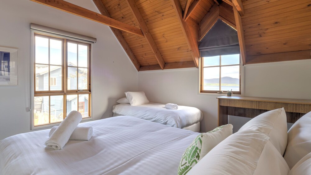 Tulong Lakescape With Uninterrupted Views Of Lake Jindabyne From The Balcony - Jindabyne