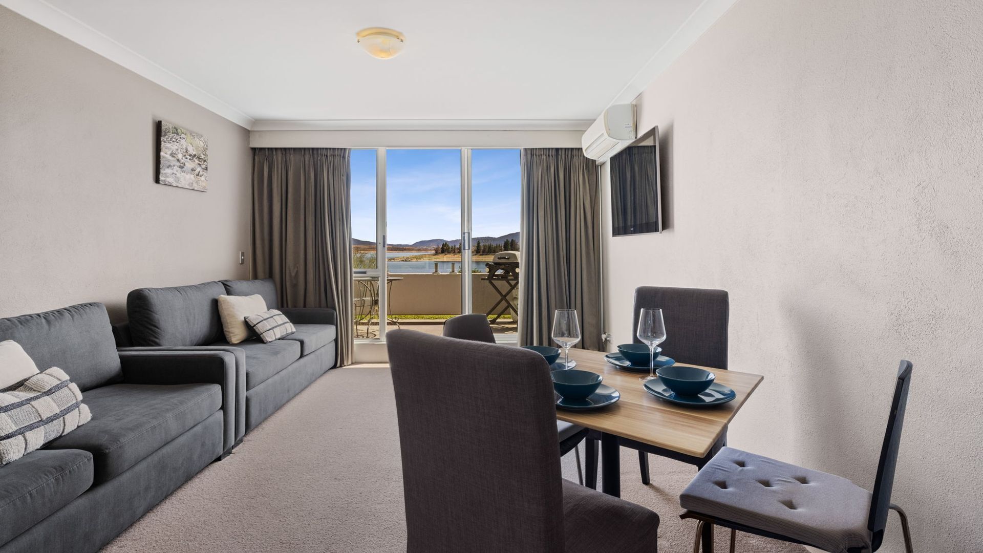 Horizons 307, Resting On The Shores Of Lake Jindabyne - 金德拜恩