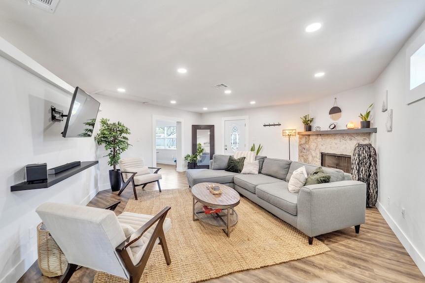 Tropical & Elegant L Pool, Bonfire, Outdoor Entertainment L Central Location - Tampa, FL