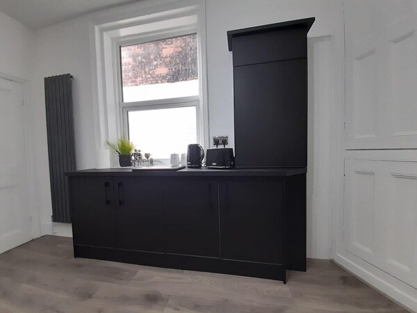 Spacious 5-bed House - Sleeps 10, Garden & Parking - Manchester