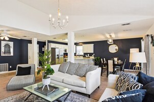 Casa, 3 quartos, acesso à piscina | Área de estar | TV de tela plana