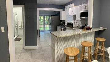 Apartamento | Cozinha privada | Geladeira, micro-ondas, fogão, liquidificador