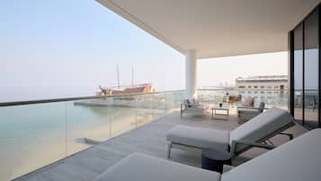 Suite, 1 cama king-size, terraço (Arabella, Seafront) | 1 quarto, minibar, cofre no quarto, com mobília individualizada