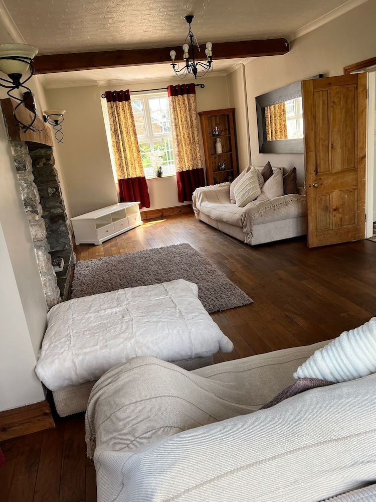 A Beautiful 7 Bed House - Porthcawl