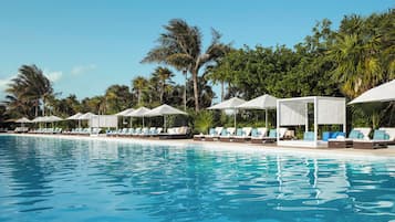 5 piscinas exteriores, toldos (sobretaxa), guarda-sóis