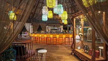 4 bares/lounges, 2 bares à beira da piscina, 5 bares junto à piscina