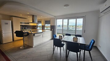 Pequeno-almoço tipo buffet diário (13 EUR por pessoa) 