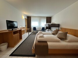 Quarto Quádruplo, Vista para a cidade | Com mobília individualizada, secretária 