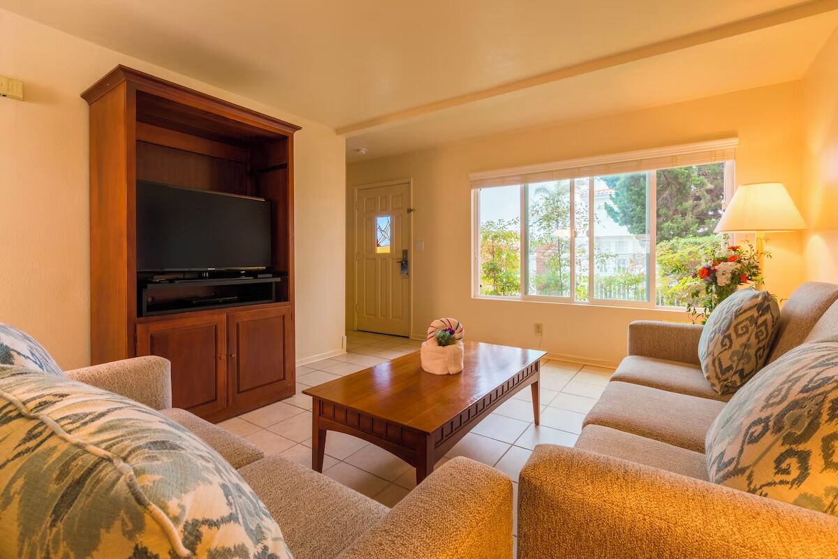 Your Home Away From Home! 2 Classy Units, Full Kitchen & Free Parking! - Oxnard, CA