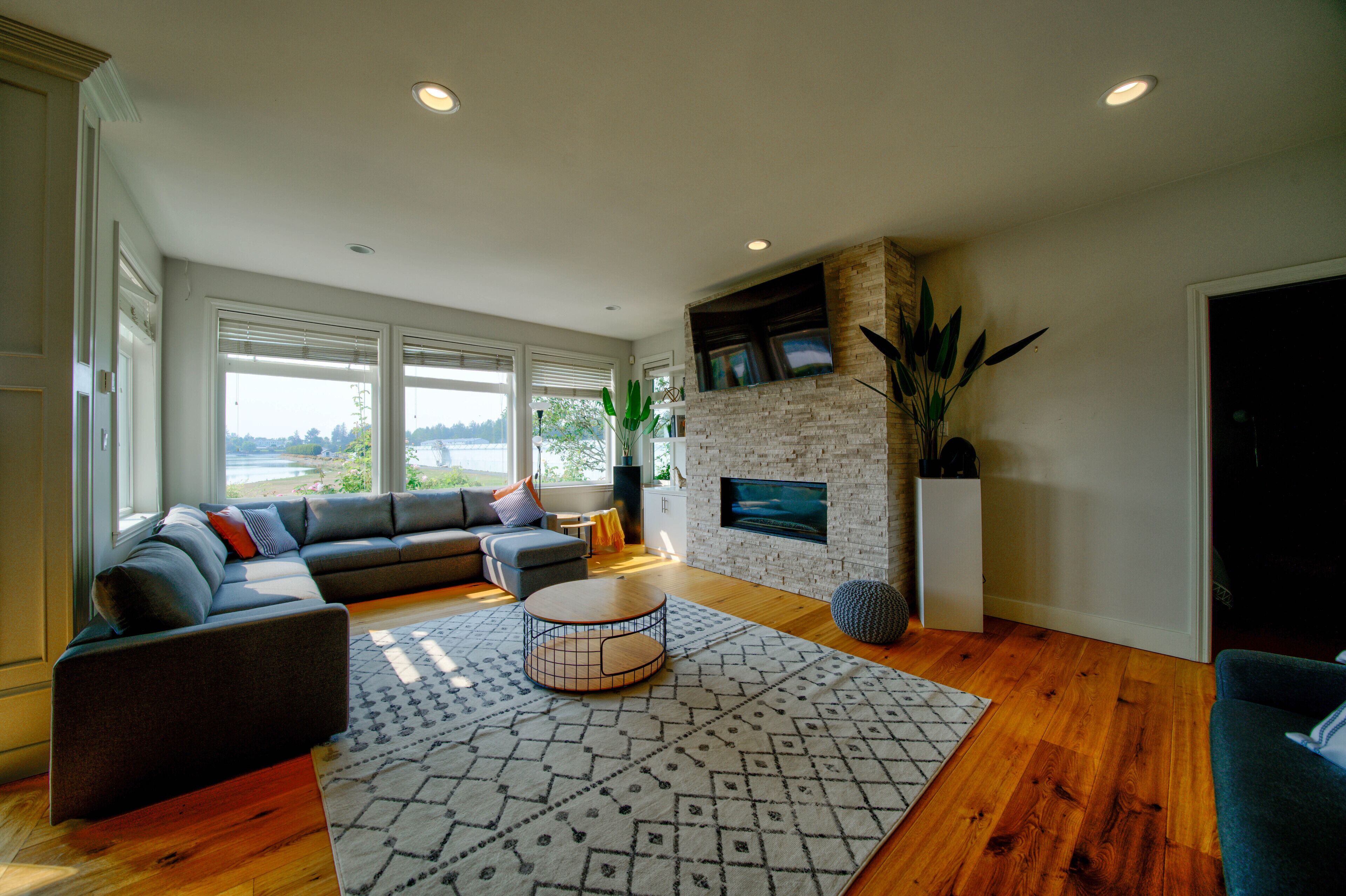 Huge Home! Sleeps 23, Private Lake, Gym, Hot Tub, Game Room, Theatre, Karaoke - Abbotsford