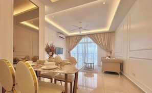 Apartamento Deluxe, 3 quartos, varanda | Sala de estar | Smart TV de 42 polegadas com canais por cabo, Netflix 