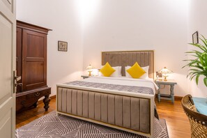 Quarto casal grand, 1 cama King, banheira, vista para o jardim | Cofres nos quartos, cortinas blackout, quartos à prova de som