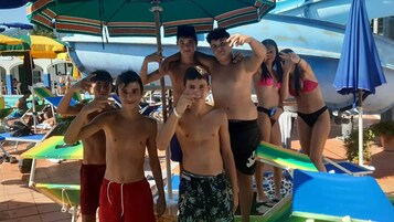 Piscina externa sazonal, guarda-sóis, espreguiçadeiras