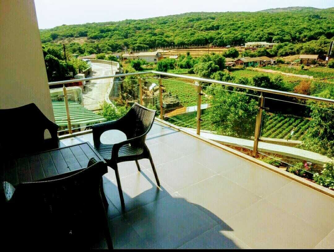 Varanda com vista para vinhedo e estrada.