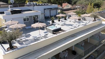 Terraço com espreguiçadeiras
