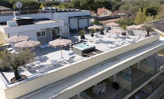 Terraço no telhado com área de estar ao ar livre, hidromassagem e piscina.