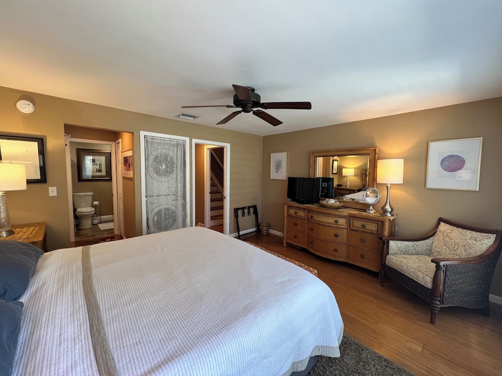 Truman Annex end-unit home, private outdoor spaces, pool, close to ...