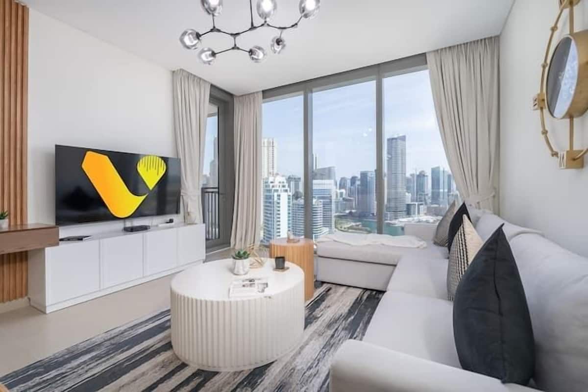 Apartamento de Luxo | Sala de estar | Televisor LED de 65 polegadas com canais por cabo