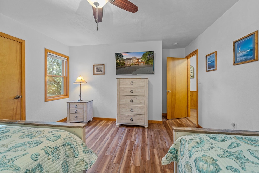 Soundfront Dog Friendly w/ Hot Tub, Elevator, Private Sound Access ...