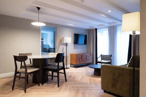 Suíte luxo | Área de estar | Smart TV 32 polegadas com canais digitais, Netflix