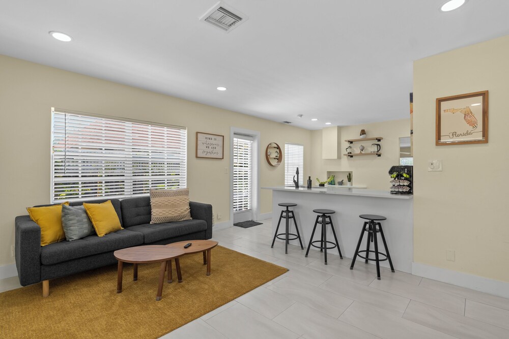 Home w Guest House Managed by BNR Vacation Rentals - Fort Lauderdale | Vrbo