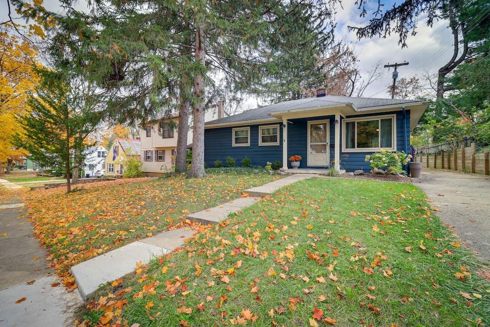 Ann Arbor Home W/ Deck, 2 Mi To Michigan Stadium! - Ann Arbor, MI