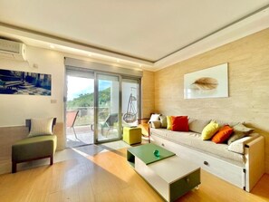 Apartamento conforto | Área de estar | TV LCD 32 polegadas com canais a cabo