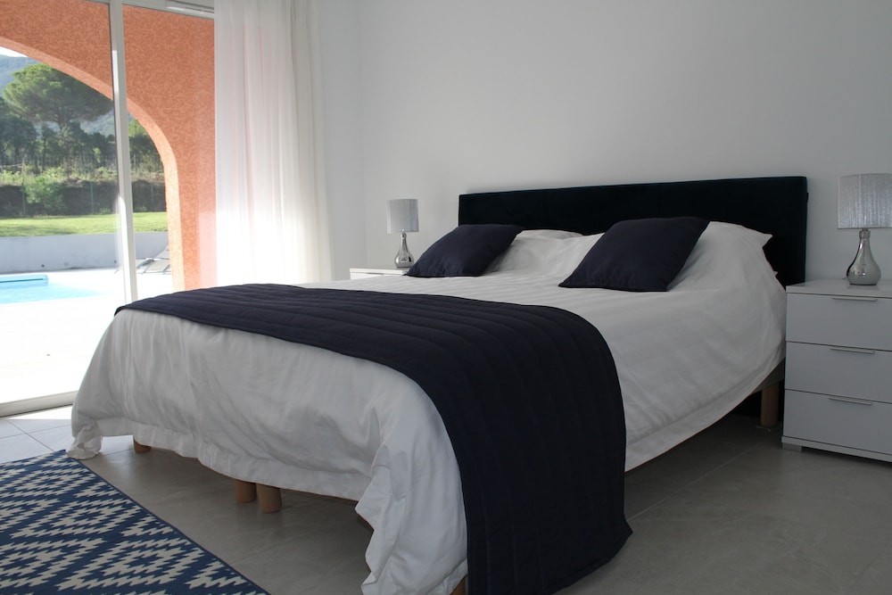 Modern 4 Bedroom Villa, Air-conditioning, Swimming Pool, Private Garden - Laroque-des-Albères