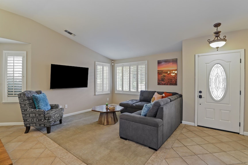 Large 5 Bedroom Home - Family Getaway W/ Pool - Turlock, CA