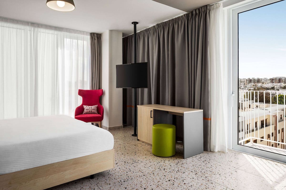 Quarto Superior, 1 cama king-size, não fumadores, Vista para a cidade | Roupa hipoalergénica, cofre no quarto, secretária