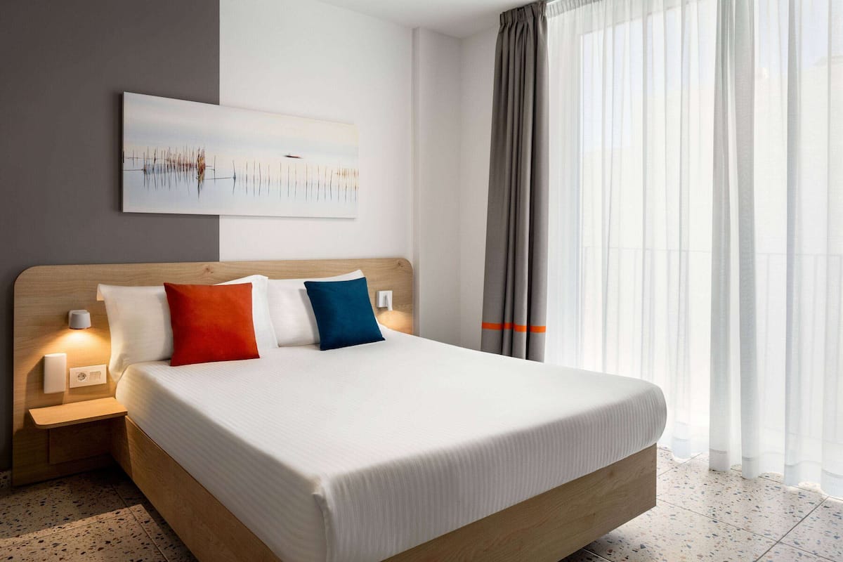 Quarto Standard, 1 cama de casal, não fumadores, Vista para a cidade | Roupa hipoalergénica, cofre no quarto, secretária
