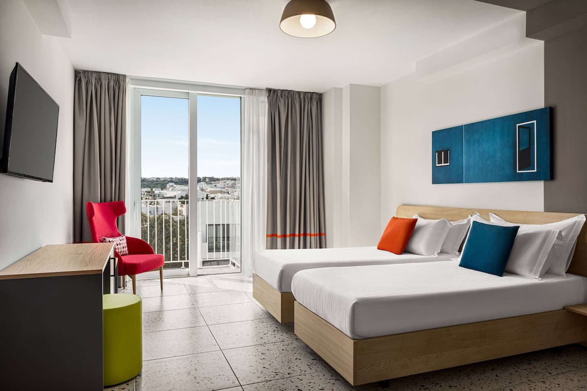 Quarto Standard, 2 camas individuais, não fumadores, Vista para a cidade | Roupa hipoalergénica, cofre no quarto, secretária