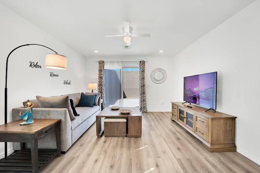 Brand New 5br/3ba Spacious 3-story Home 16 Sleep 1st & 3rd Fl Dual Masterbedroom - Las Vegas, NV