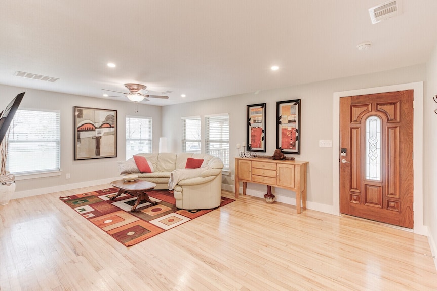 "Clean! Clean! !! Comfy! ! Comfortable!!! ! Best Place Ever!" Five Stars!!\n - 阿靈頓