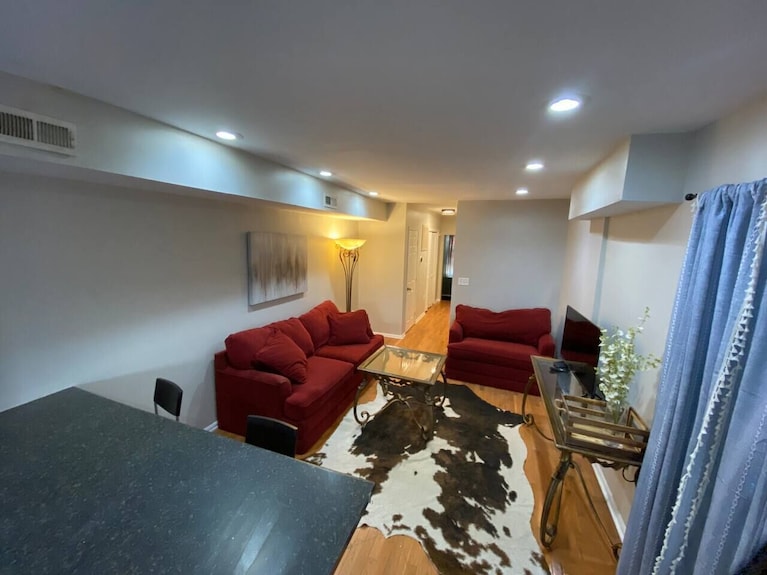 Apt W/ Backyard | Walk To Hopkins | Pet Friendly - Baltimore, MD
