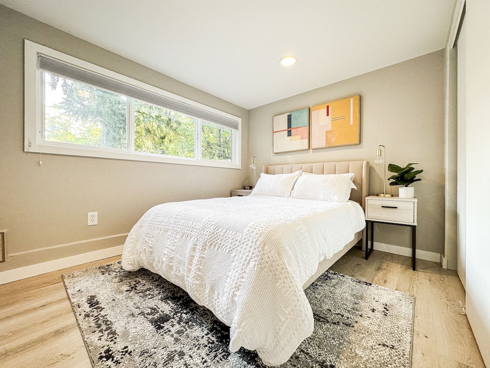 Classic Charm Meets Modern Comfort Home B - Shoreline, WA