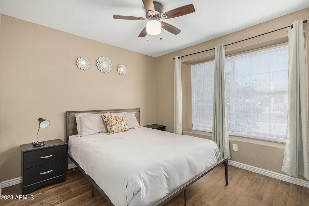 Closest Home To State Farm Stadium.  Pet Friendly! Walk To Dining/entertainment - Phoenix, AZ