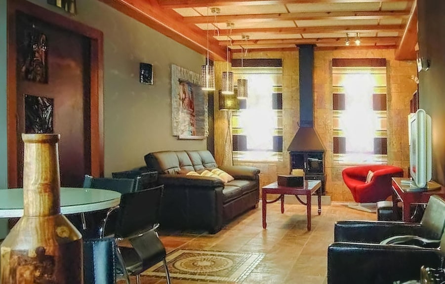 Awesome Home In Vilallonga With Kitchen - Oliva