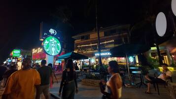 Uma rua movimentada com uma Starbucks e uma Pizza Hut.