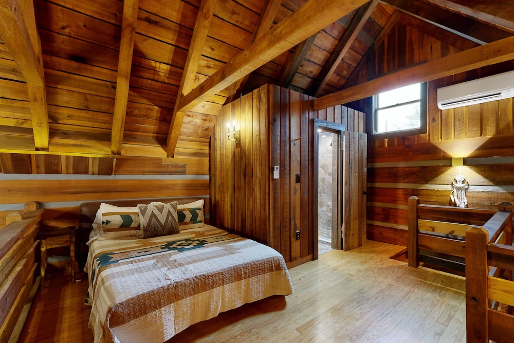 Lovely Forest Retreat With Fireplace, Full Kitchen, Front Porch, And Pond Views - Brevard, NC