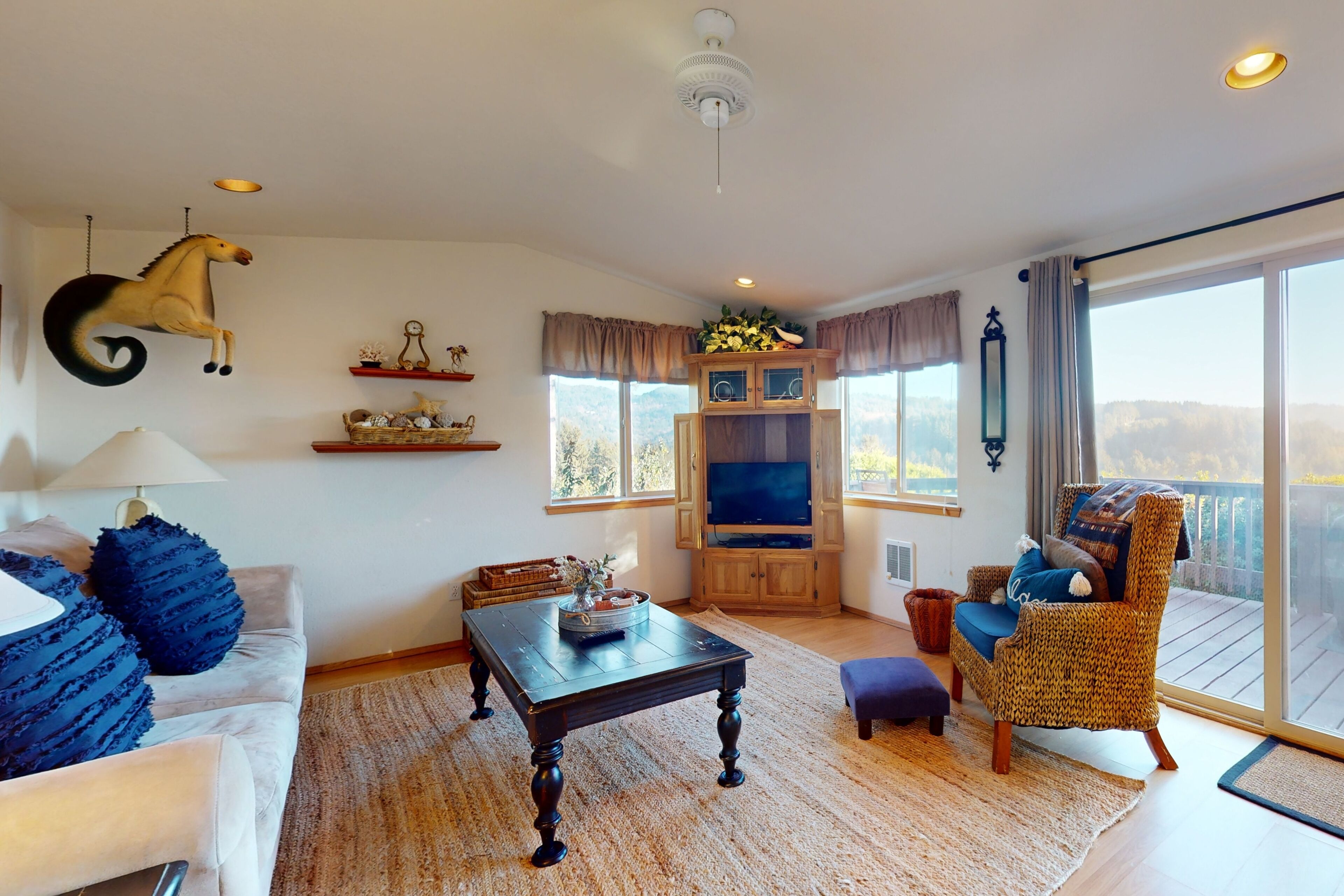 Coastal Retreat Steps From The Beach With A Nautical Theme - Brookings, OR