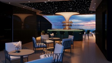 Serviço de café da manhã, almoço, jantar; vistas para o mar