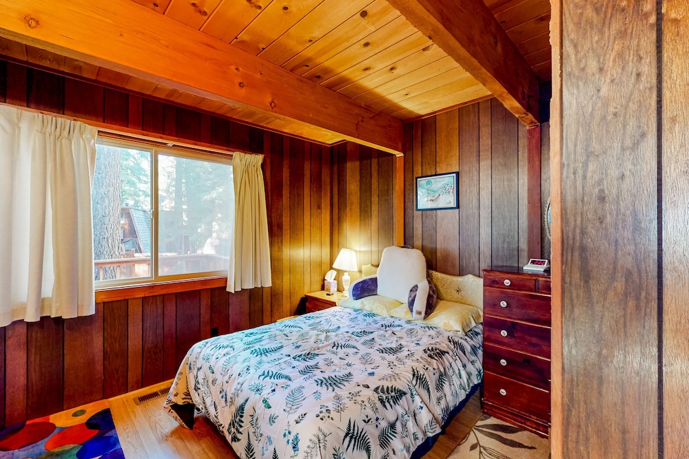 Two-story Dog-friendly Cabin With A Wood Fireplace, Washer/dryer, & Decks - Lake Tahoe